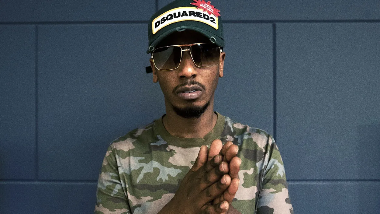 Hoe kijkt rapper EZG naar de wereld en naar zichzelf? - BNNVARA