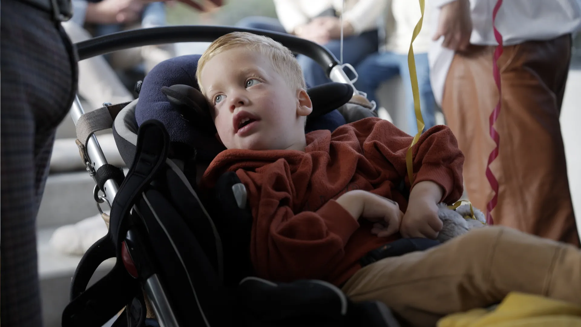 Sanne en Hein hebben een kind met een metabole ziekte: ‘Jelte gaat steeds meer terug naar de ...
